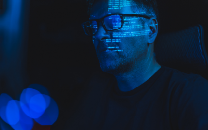 Digital blue light pollution: how to protect our skin from it?
